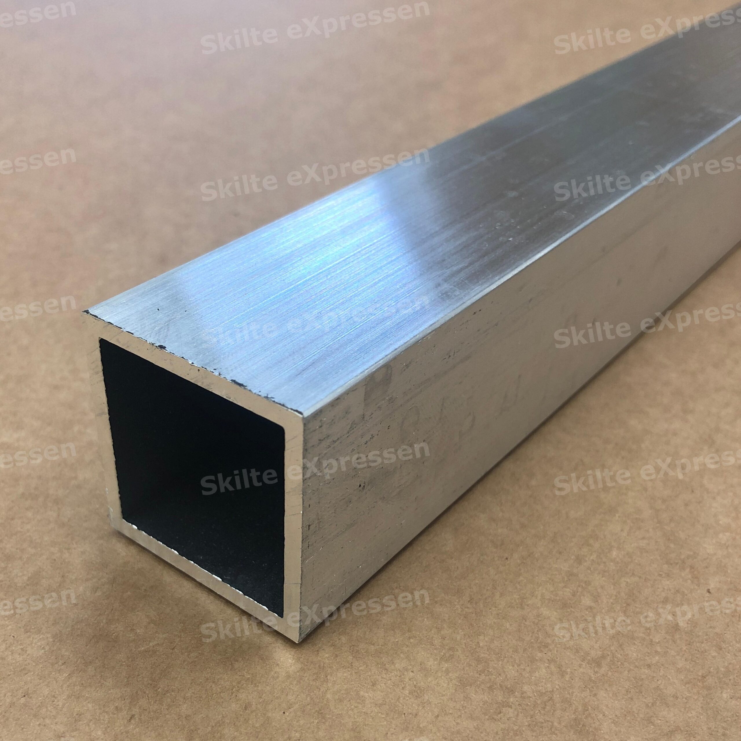 Alu. rør - 40x40x3mm - ueloxeret - 200cm - Skilte eXpressen